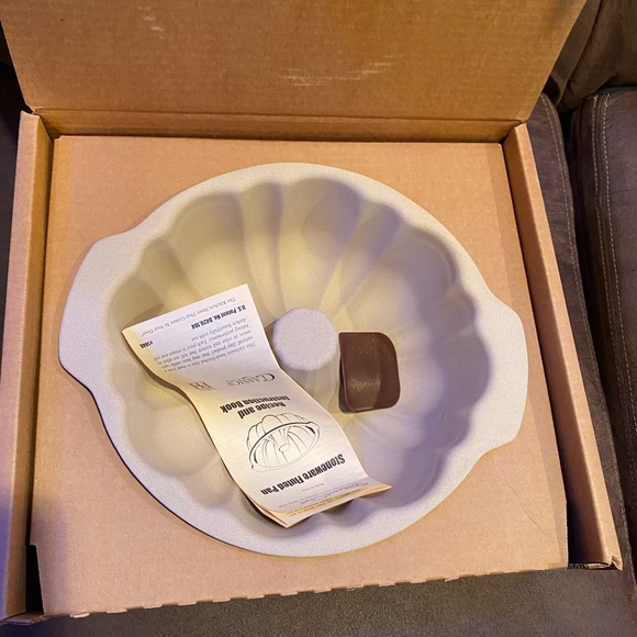 The Pampered Chef | Kitchen | Pampered Chef Fluted Stoneware Bundt Pan ...